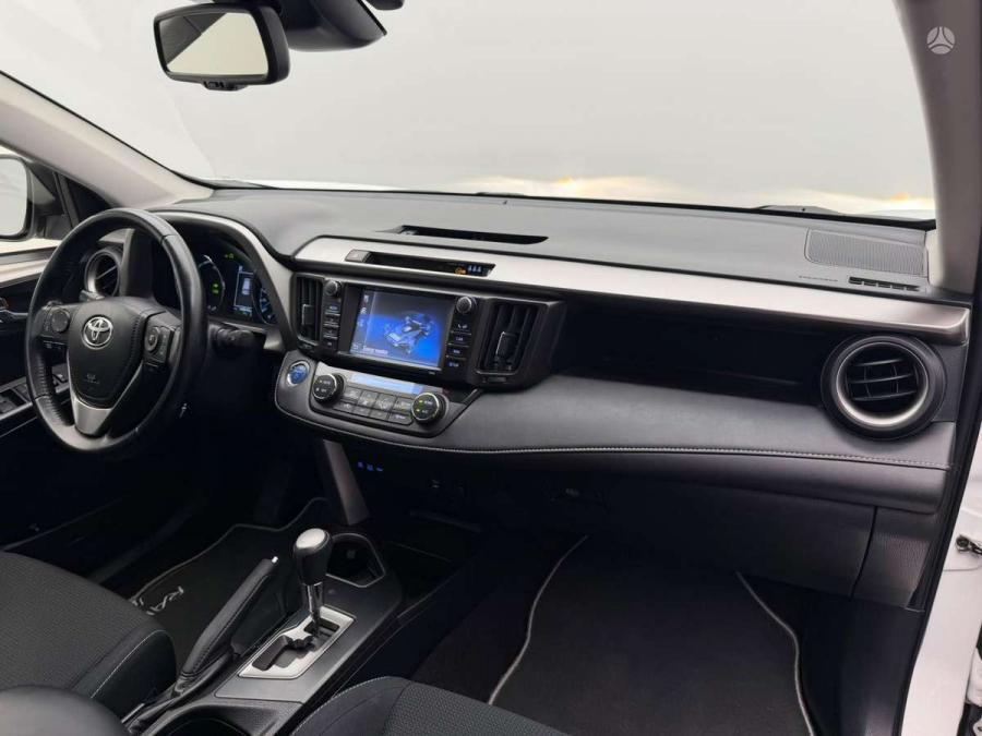 White Toyota RAV4 2016 in Panevezys, with an engine capacity of 2.49 L and mileage of 149 thousand km for 17990 €, photo 18 on AUTOMOTO.COM.LV