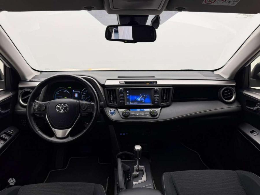 White Toyota RAV4 2016 in Panevezys, with an engine capacity of 2.49 L and mileage of 149 thousand km for 17990 €, photo 19 on AUTOMOTO.COM.LV