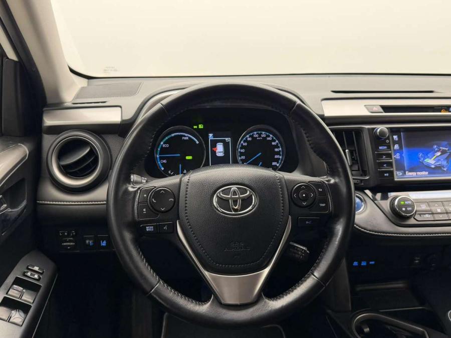 White Toyota RAV4 2016 in Panevezys, with an engine capacity of 2.49 L and mileage of 149 thousand km for 17990 €, photo 20 on AUTOMOTO.COM.LV