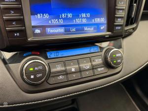 White Toyota RAV4 2016 in Panevezys, with an engine capacity of 2.49 L and mileage of 149 thousand km for 17990 €, photo 30 on AUTOMOTO.COM.LV