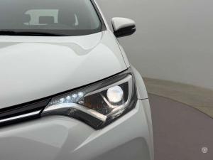 White Toyota RAV4 2016 in Panevezys, with an engine capacity of 2.49 L and mileage of 149 thousand km for 17990 €, photo 34 on AUTOMOTO.COM.LV