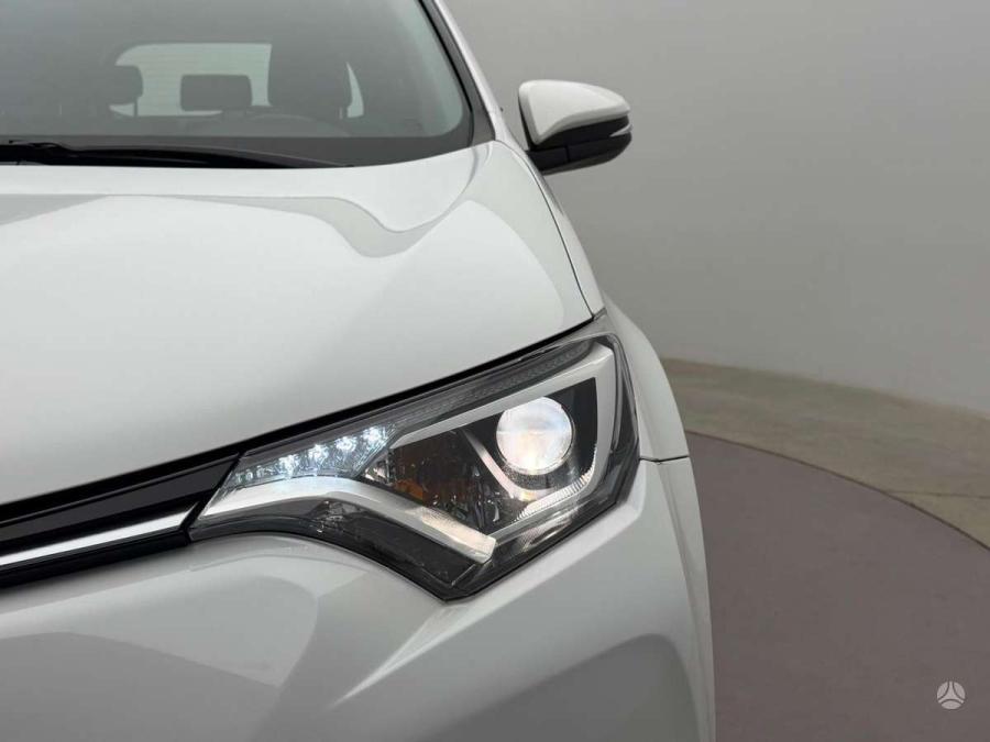 White Toyota RAV4 2016 in Panevezys, with an engine capacity of 2.49 L and mileage of 149 thousand km for 17990 €, photo 34 on AUTOMOTO.COM.LV