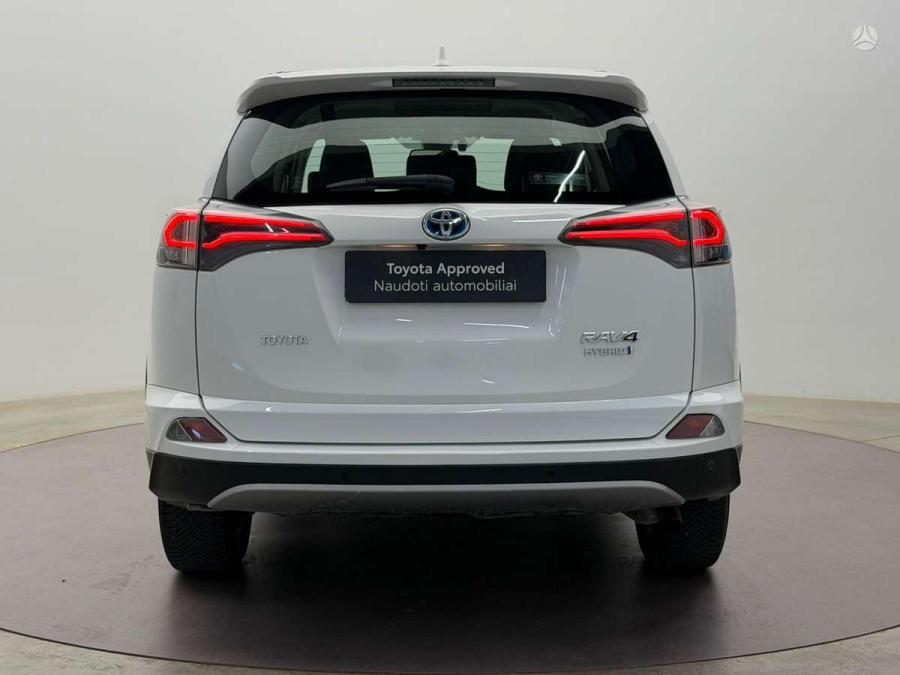 White Toyota RAV4 2016 in Panevezys, with an engine capacity of 2.49 L and mileage of 149 thousand km for 17990 €, photo 35 on AUTOMOTO.COM.LV