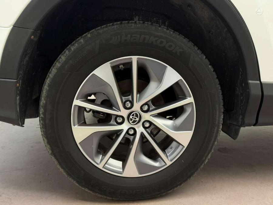 White Toyota RAV4 2016 in Panevezys, with an engine capacity of 2.49 L and mileage of 149 thousand km for 17990 €, photo 37 on AUTOMOTO.COM.LV