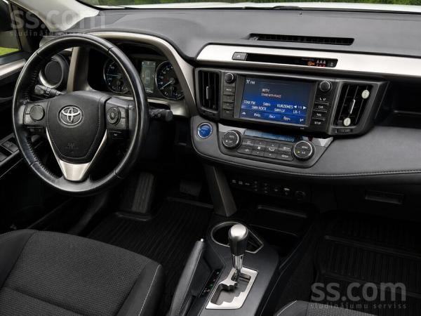 White Toyota RAV4 2016 in Jurmala, with an engine capacity of 2.50 L and mileage of 230 thousand km for 15990 €, photo 6 on AUTOMOTO.COM.LV