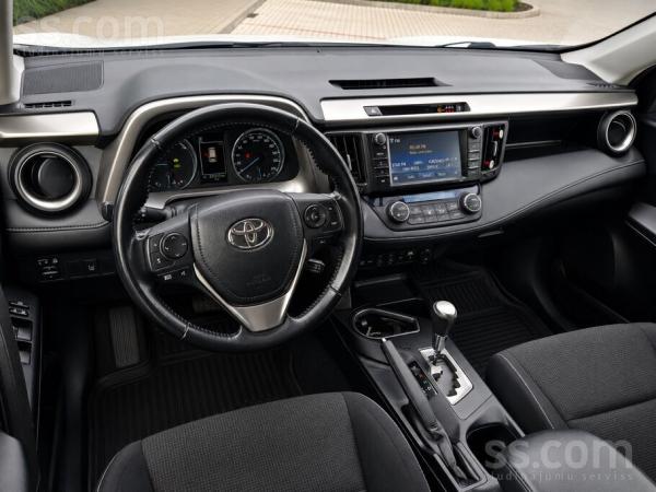 White Toyota RAV4 2016 in Jurmala, with an engine capacity of 2.50 L and mileage of 230 thousand km for 15990 €, photo 7 on AUTOMOTO.COM.LV