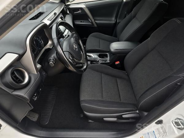 White Toyota RAV4 2016 in Jurmala, with an engine capacity of 2.50 L and mileage of 230 thousand km for 15990 €, photo 8 on AUTOMOTO.COM.LV