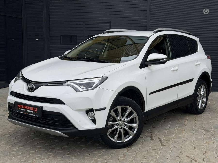 White Toyota RAV4 2016 in Vilnius, with an engine capacity of 2.00 L and mileage of 145 thousand km for 15555 €, photo 1 on AUTOMOTO.COM.LV