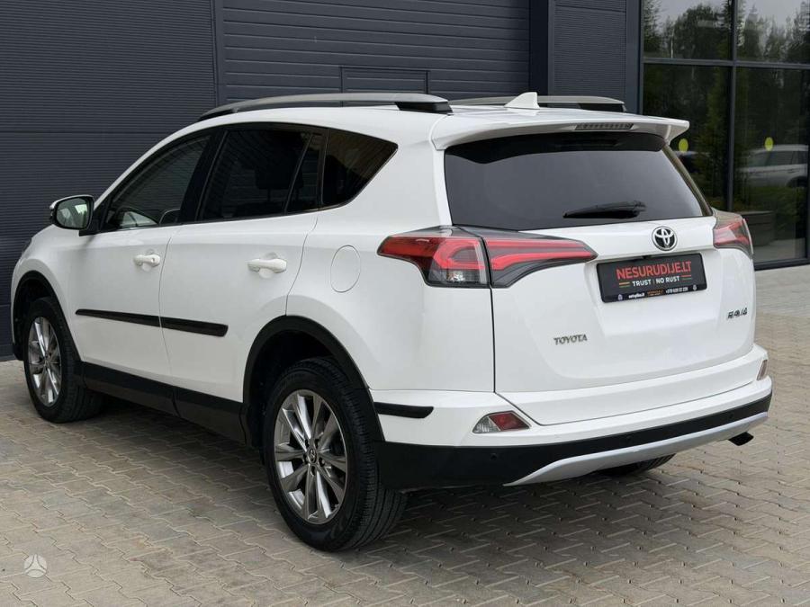 White Toyota RAV4 2016 in Vilnius, with an engine capacity of 2.00 L and mileage of 145 thousand km for 15555 €, photo 4 on AUTOMOTO.COM.LV