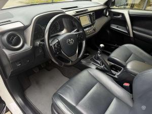 White Toyota RAV4 2016 in Vilnius, with an engine capacity of 2.00 L and mileage of 145 thousand km for 15555 €, photo 8 on AUTOMOTO.COM.LV
