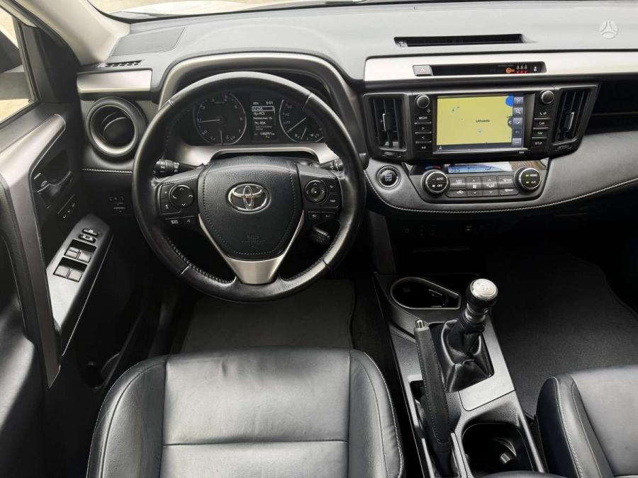 White Toyota RAV4 2016 in Vilnius, with an engine capacity of 2.00 L and mileage of 145 thousand km for 15555 €, photo 9 on AUTOMOTO.COM.LV