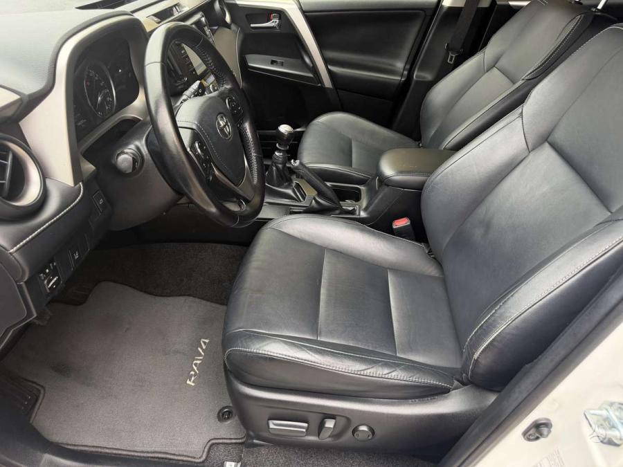 White Toyota RAV4 2016 in Vilnius, with an engine capacity of 2.00 L and mileage of 145 thousand km for 15555 €, photo 10 on AUTOMOTO.COM.LV