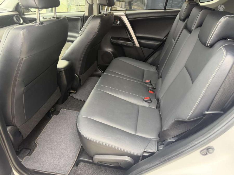 White Toyota RAV4 2016 in Vilnius, with an engine capacity of 2.00 L and mileage of 145 thousand km for 15555 €, photo 11 on AUTOMOTO.COM.LV