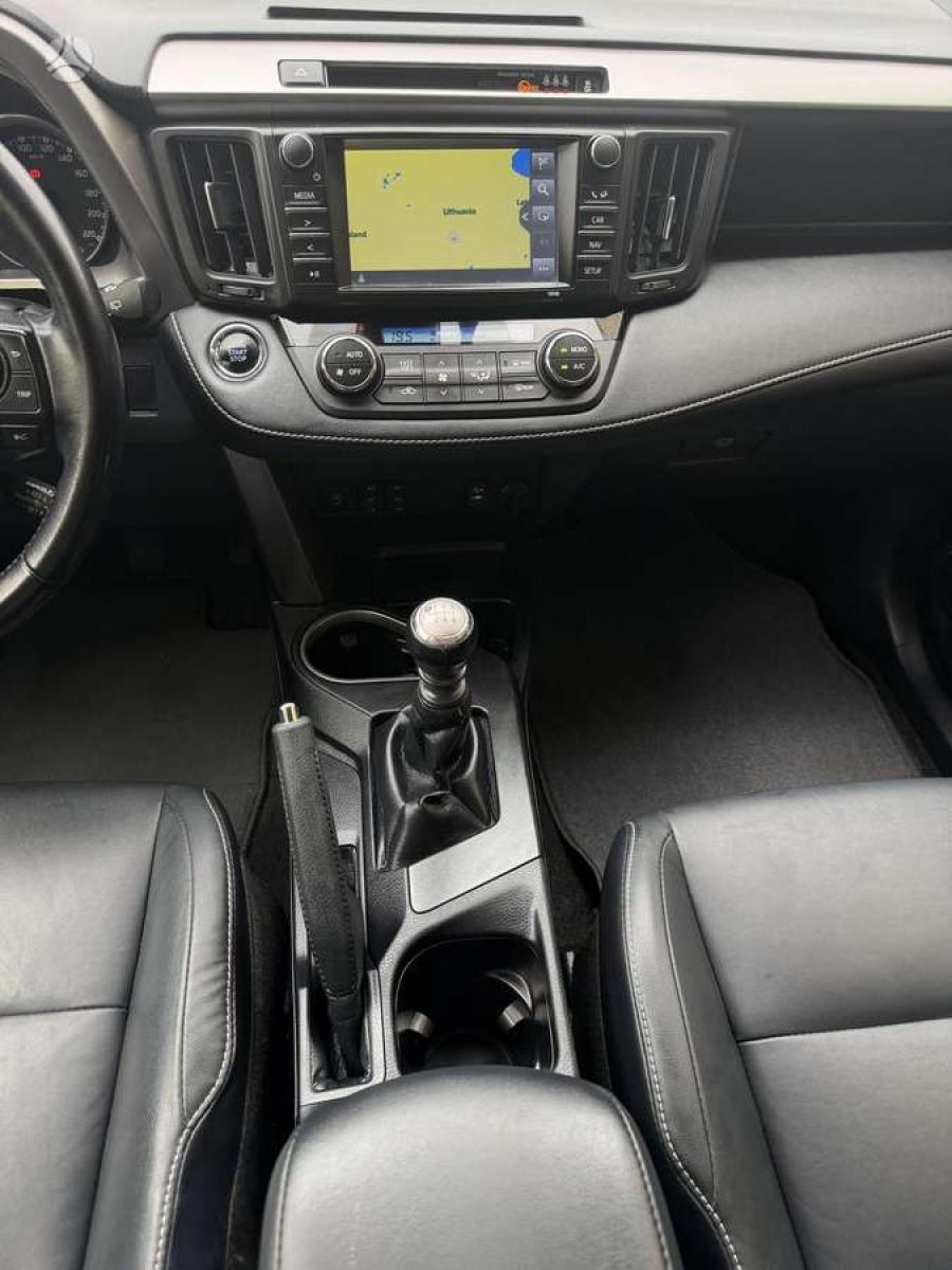 White Toyota RAV4 2016 in Vilnius, with an engine capacity of 2.00 L and mileage of 145 thousand km for 15555 €, photo 12 on AUTOMOTO.COM.LV