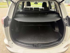 White Toyota RAV4 2016 in Vilnius, with an engine capacity of 2.00 L and mileage of 145 thousand km for 15555 €, photo 15 on AUTOMOTO.COM.LV