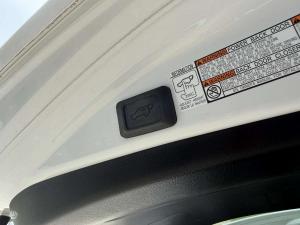 White Toyota RAV4 2016 in Vilnius, with an engine capacity of 2.00 L and mileage of 145 thousand km for 15555 €, photo 16 on AUTOMOTO.COM.LV