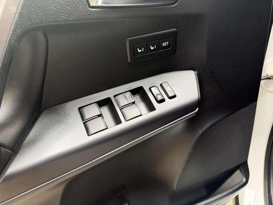White Toyota RAV4 2016 in Vilnius, with an engine capacity of 2.00 L and mileage of 145 thousand km for 15555 €, photo 17 on AUTOMOTO.COM.LV