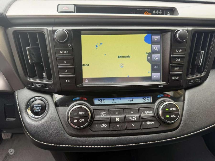 White Toyota RAV4 2016 in Vilnius, with an engine capacity of 2.00 L and mileage of 145 thousand km for 15555 €, photo 22 on AUTOMOTO.COM.LV