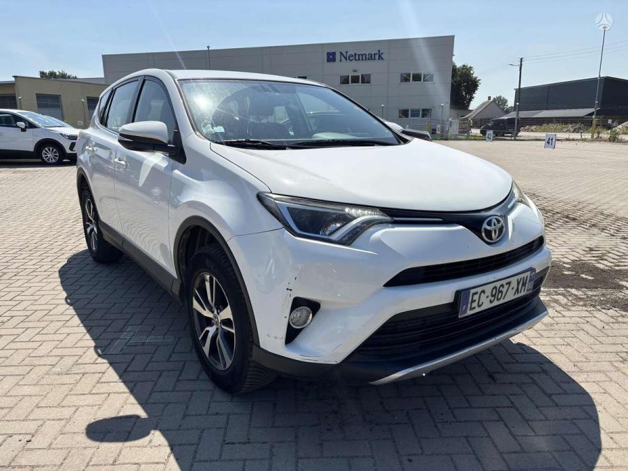 White Toyota RAV4 2016 in Taurage, with an engine capacity of 2.00 L and mileage of 200 thousand km for 9700 €, photo 1 on AUTOMOTO.COM.LV