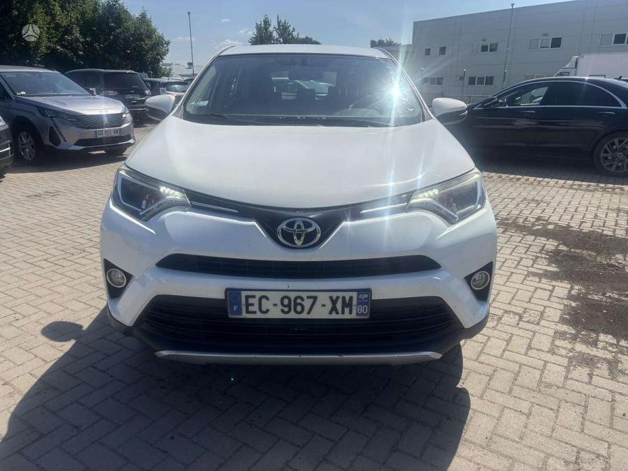 White Toyota RAV4 2016 in Taurage, with an engine capacity of 2.00 L and mileage of 200 thousand km for 9700 €, photo 3 on AUTOMOTO.COM.LV