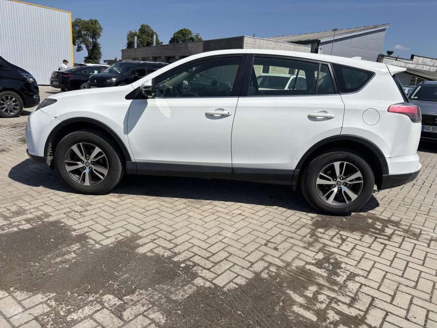 White Toyota RAV4 2016 in Taurage, with an engine capacity of 2.00 L and mileage of 200 thousand km for 9700 €, photo 5 on AUTOMOTO.COM.LV