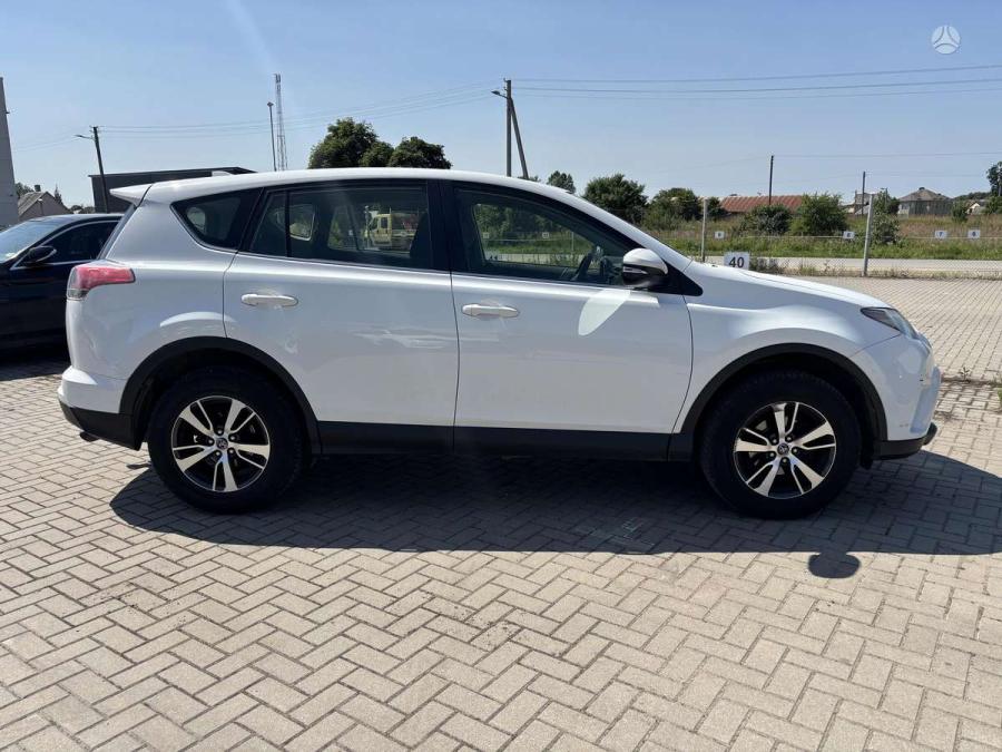 White Toyota RAV4 2016 in Taurage, with an engine capacity of 2.00 L and mileage of 200 thousand km for 9700 €, photo 7 on AUTOMOTO.COM.LV