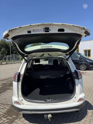 White Toyota RAV4 2016 in Taurage, with an engine capacity of 2.00 L and mileage of 200 thousand km for 9700 €, photo 9 on AUTOMOTO.COM.LV