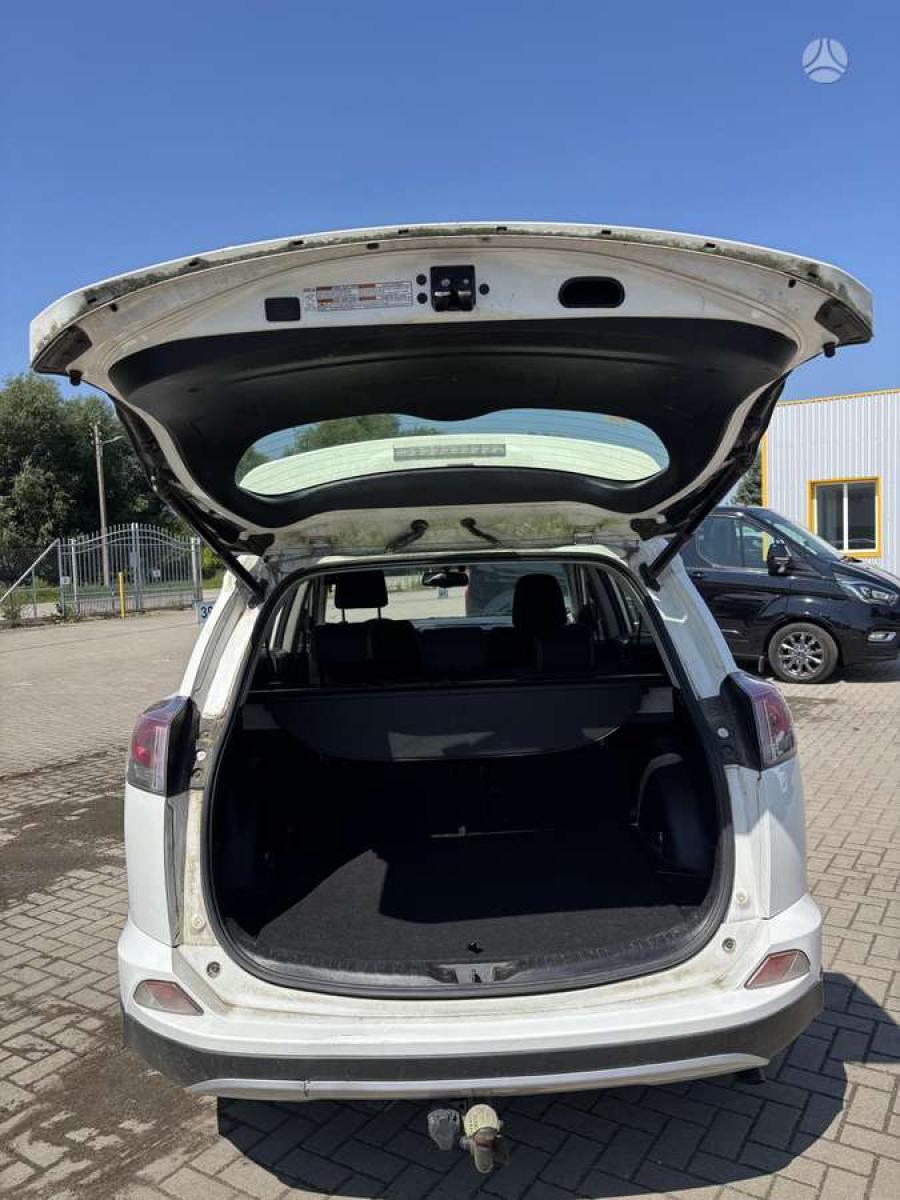 White Toyota RAV4 2016 in Taurage, with an engine capacity of 2.00 L and mileage of 200 thousand km for 9700 €, photo 9 on AUTOMOTO.COM.LV