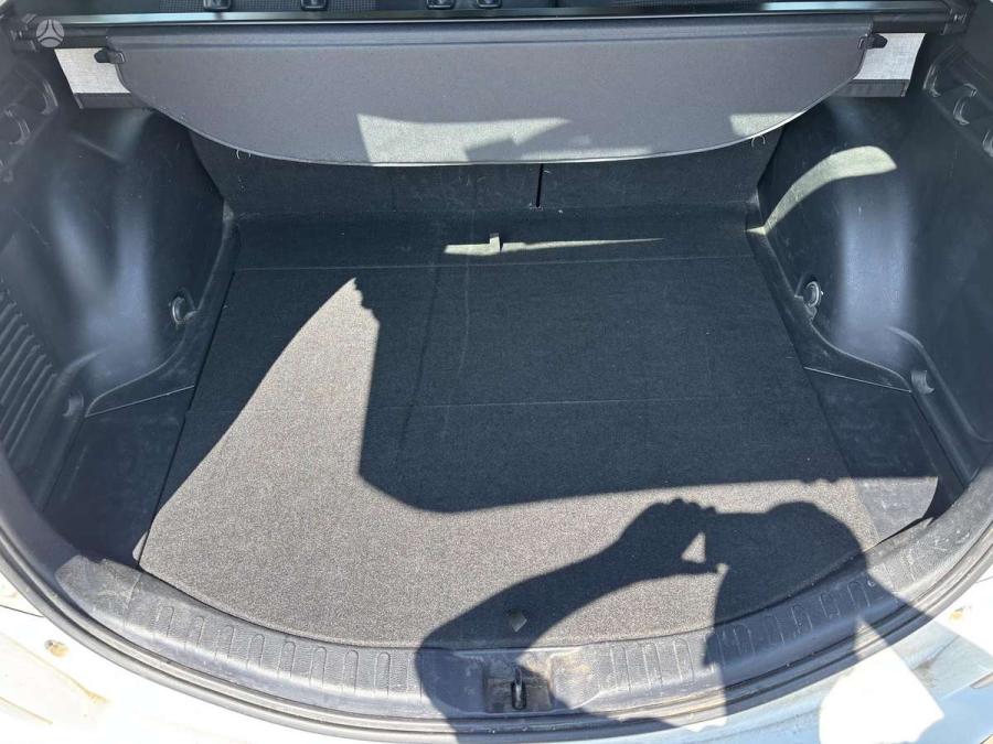 White Toyota RAV4 2016 in Taurage, with an engine capacity of 2.00 L and mileage of 200 thousand km for 9700 €, photo 10 on AUTOMOTO.COM.LV