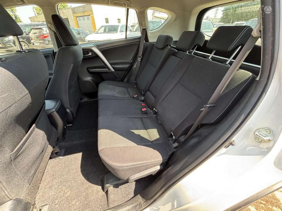 White Toyota RAV4 2016 in Taurage, with an engine capacity of 2.00 L and mileage of 200 thousand km for 9700 €, photo 12 on AUTOMOTO.COM.LV