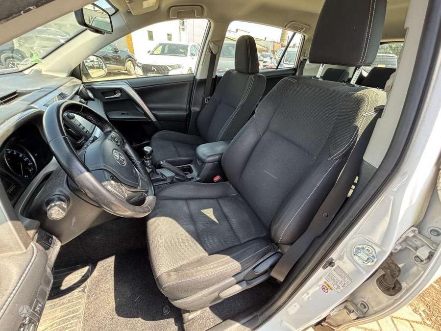 White Toyota RAV4 2016 in Taurage, with an engine capacity of 2.00 L and mileage of 200 thousand km for 9700 €, photo 13 on AUTOMOTO.COM.LV