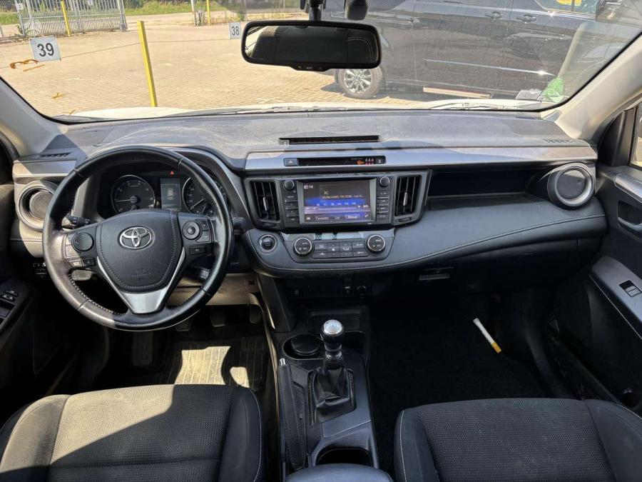White Toyota RAV4 2016 in Taurage, with an engine capacity of 2.00 L and mileage of 200 thousand km for 9700 €, photo 15 on AUTOMOTO.COM.LV