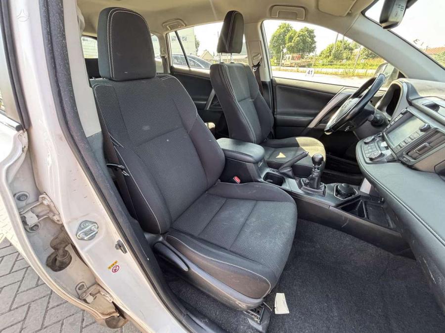 White Toyota RAV4 2016 in Taurage, with an engine capacity of 2.00 L and mileage of 200 thousand km for 9700 €, photo 19 on AUTOMOTO.COM.LV