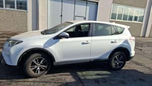 White Toyota RAV4 2016 in Kaunas, with an engine capacity of 2.00 L and mileage of 207 thousand km for 9650 €, photo 4 on AUTOMOTO.COM.LV