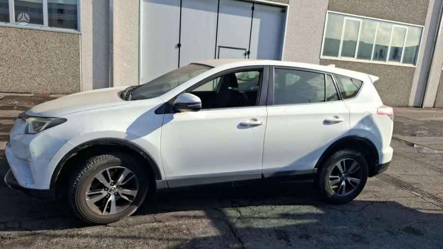 White Toyota RAV4 2016 in Kaunas, with an engine capacity of 2.00 L and mileage of 207 thousand km for 9650 €, photo 4 on AUTOMOTO.COM.LV
