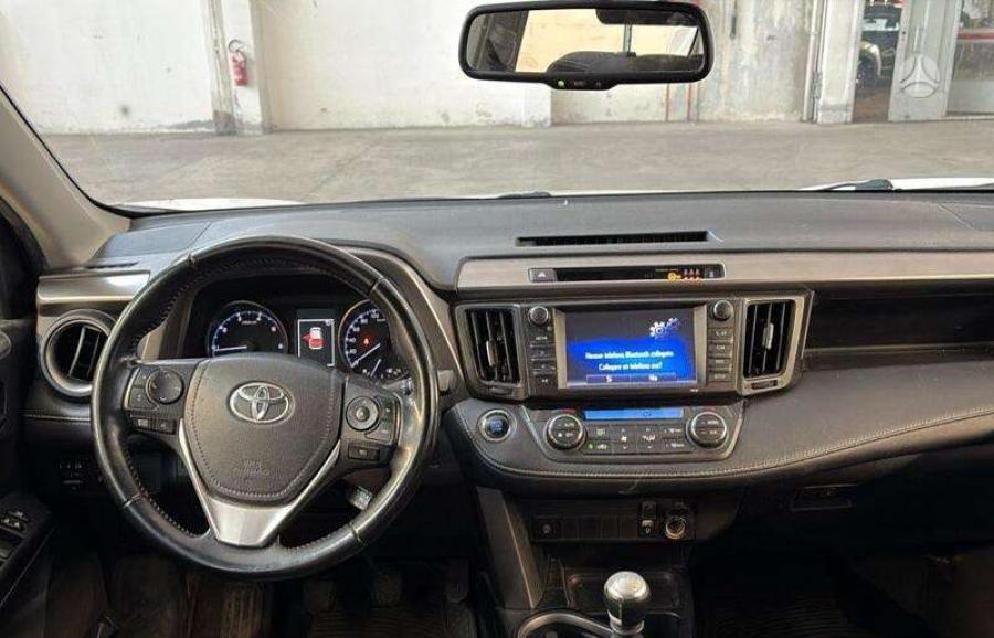 White Toyota RAV4 2016 in Kaunas, with an engine capacity of 2.00 L and mileage of 207 thousand km for 9650 €, photo 9 on AUTOMOTO.COM.LV
