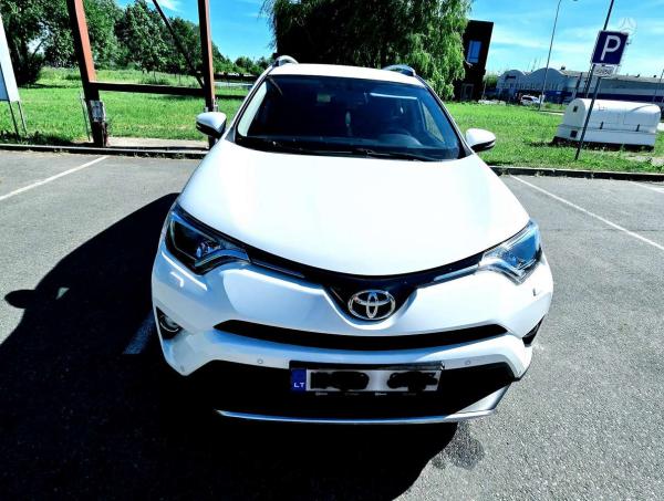 White Toyota RAV4 2016 in Klaipeda, with an engine capacity of 2.00 L and mileage of 120 thousand km for 17200 €, photo 6 on AUTOMOTO.COM.LV
