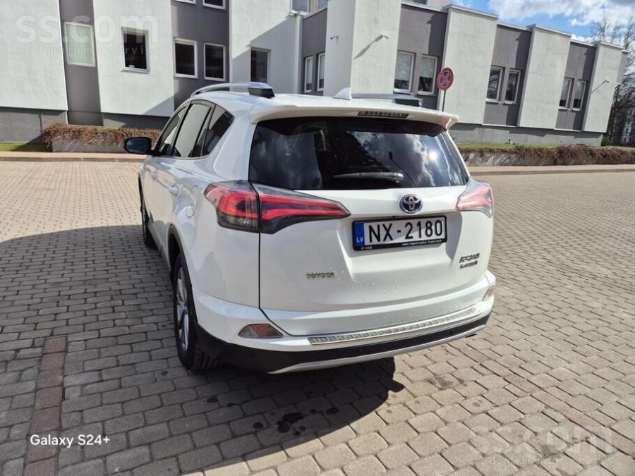White Toyota RAV4 2016 in Riga, with an engine capacity of 2.50 L and mileage of 178 thousand km for 16500 €, photo 5 on AUTOMOTO.COM.LV