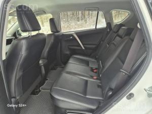 White Toyota RAV4 2016 in Riga, with an engine capacity of 2.50 L and mileage of 178 thousand km for 16500 €, photo 9 on AUTOMOTO.COM.LV