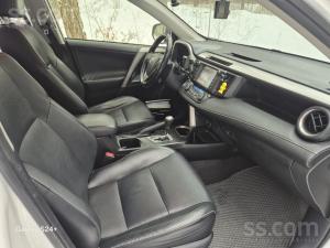 White Toyota RAV4 2016 in Riga, with an engine capacity of 2.50 L and mileage of 178 thousand km for 16500 €, photo 10 on AUTOMOTO.COM.LV