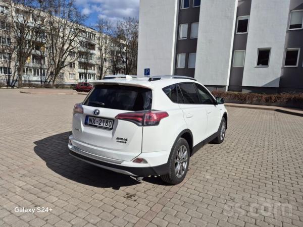 Balts Toyota RAV4 2016 Rīga, ar dzinēja tilpumu 2.50 L un nobraukumu 178 tūkst. km par 16500 €, foto 3 vietnē AUTOMOTO.COM.LV
