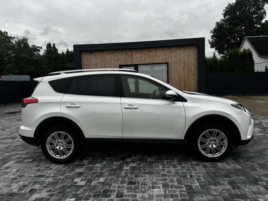 Balts Toyota RAV4 2016 Kauņa, ar dzinēja tilpumu 2.49 L un nobraukumu 170 tūkst. km par 15200 €, foto 6 vietnē AUTOMOTO.COM.LV