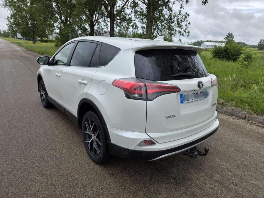 Balts Toyota RAV4 2016 Tauragė, ar dzinēja tilpumu 2.00 L un nobraukumu 180 tūkst. km par 12400 €, foto 4 vietnē AUTOMOTO.COM.LV