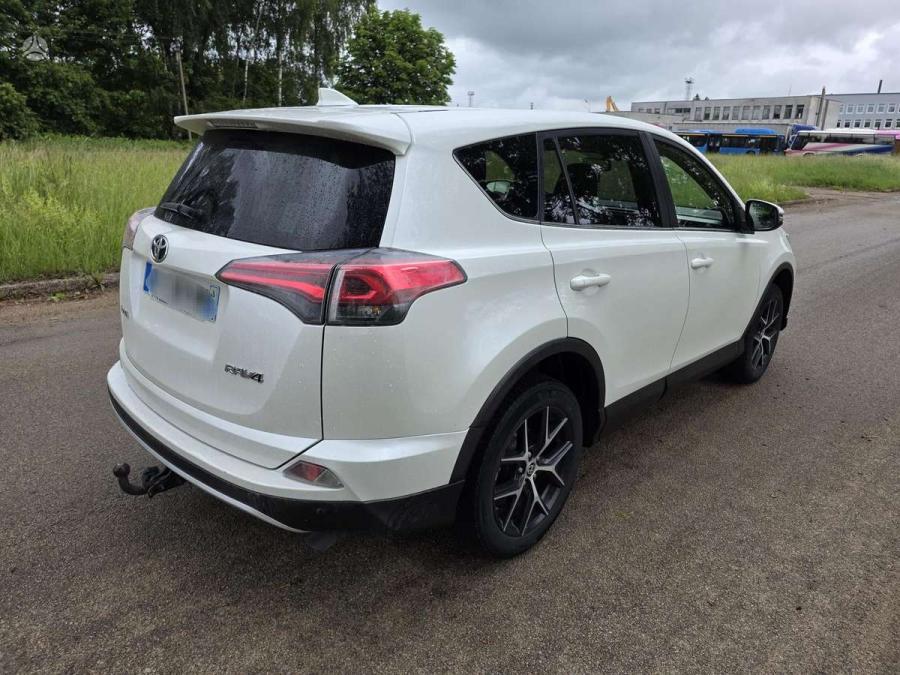 Balts Toyota RAV4 2016 Tauragė, ar dzinēja tilpumu 2.00 L un nobraukumu 180 tūkst. km par 12400 €, foto 5 vietnē AUTOMOTO.COM.LV