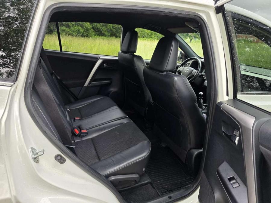 Balts Toyota RAV4 2016 Tauragė, ar dzinēja tilpumu 2.00 L un nobraukumu 180 tūkst. km par 12400 €, foto 8 vietnē AUTOMOTO.COM.LV