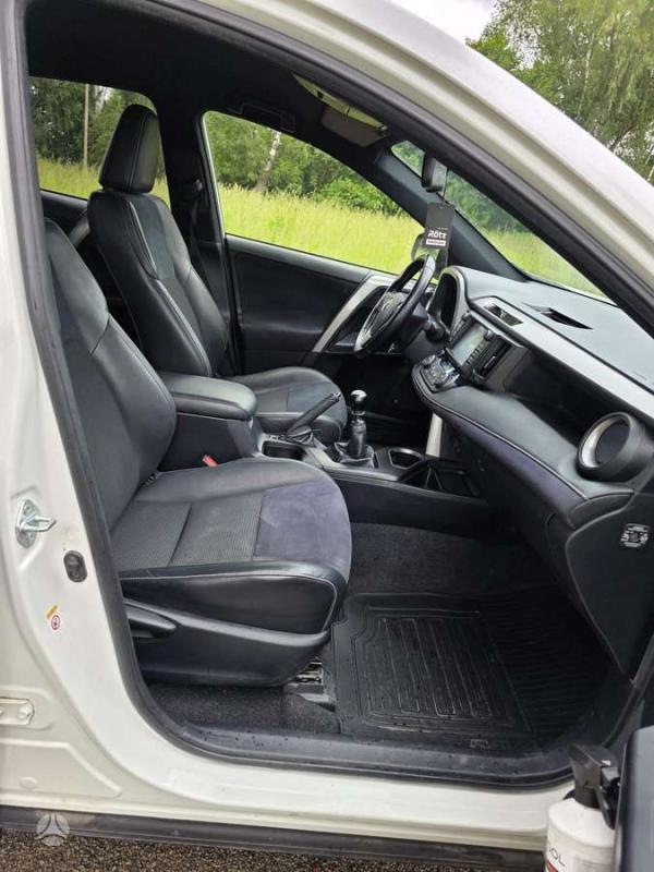 Balts Toyota RAV4 2016 Tauragė, ar dzinēja tilpumu 2.00 L un nobraukumu 180 tūkst. km par 12400 €, foto 8 vietnē AUTOMOTO.COM.LV