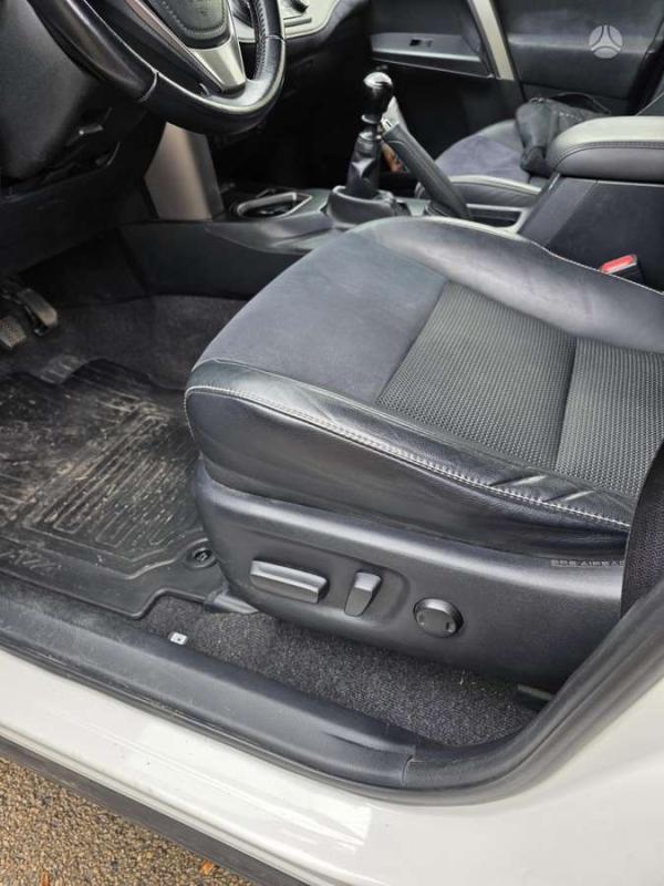 Balts Toyota RAV4 2016 Tauragė, ar dzinēja tilpumu 2.00 L un nobraukumu 180 tūkst. km par 12400 €, foto 10 vietnē AUTOMOTO.COM.LV