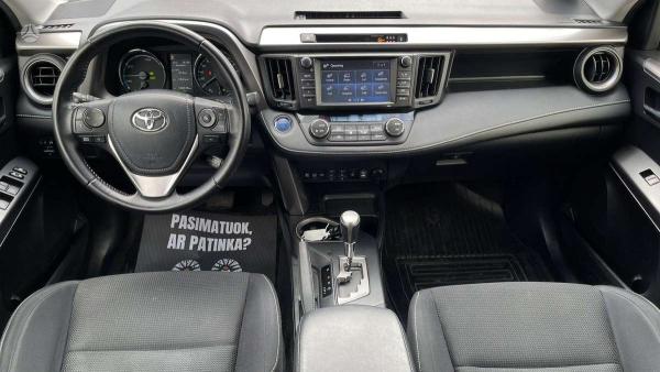 White Toyota RAV4 2016 in Marijampole, with an engine capacity of 2.49 L and mileage of 190 thousand km for 16250 €, photo 4 on AUTOMOTO.COM.LV