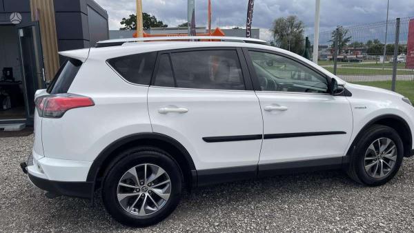 White Toyota RAV4 2016 in Marijampole, with an engine capacity of 2.49 L and mileage of 190 thousand km for 16250 €, photo 8 on AUTOMOTO.COM.LV