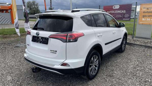 White Toyota RAV4 2016 in Marijampole, with an engine capacity of 2.49 L and mileage of 190 thousand km for 16250 €, photo 9 on AUTOMOTO.COM.LV